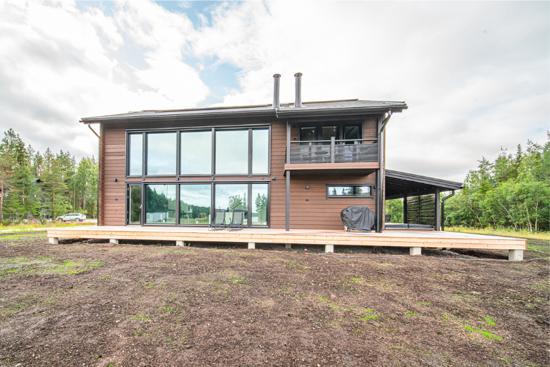 Moderni hirsitalo on yhdistelmä perinteistä tunnelmaa ja nykypäivän ...